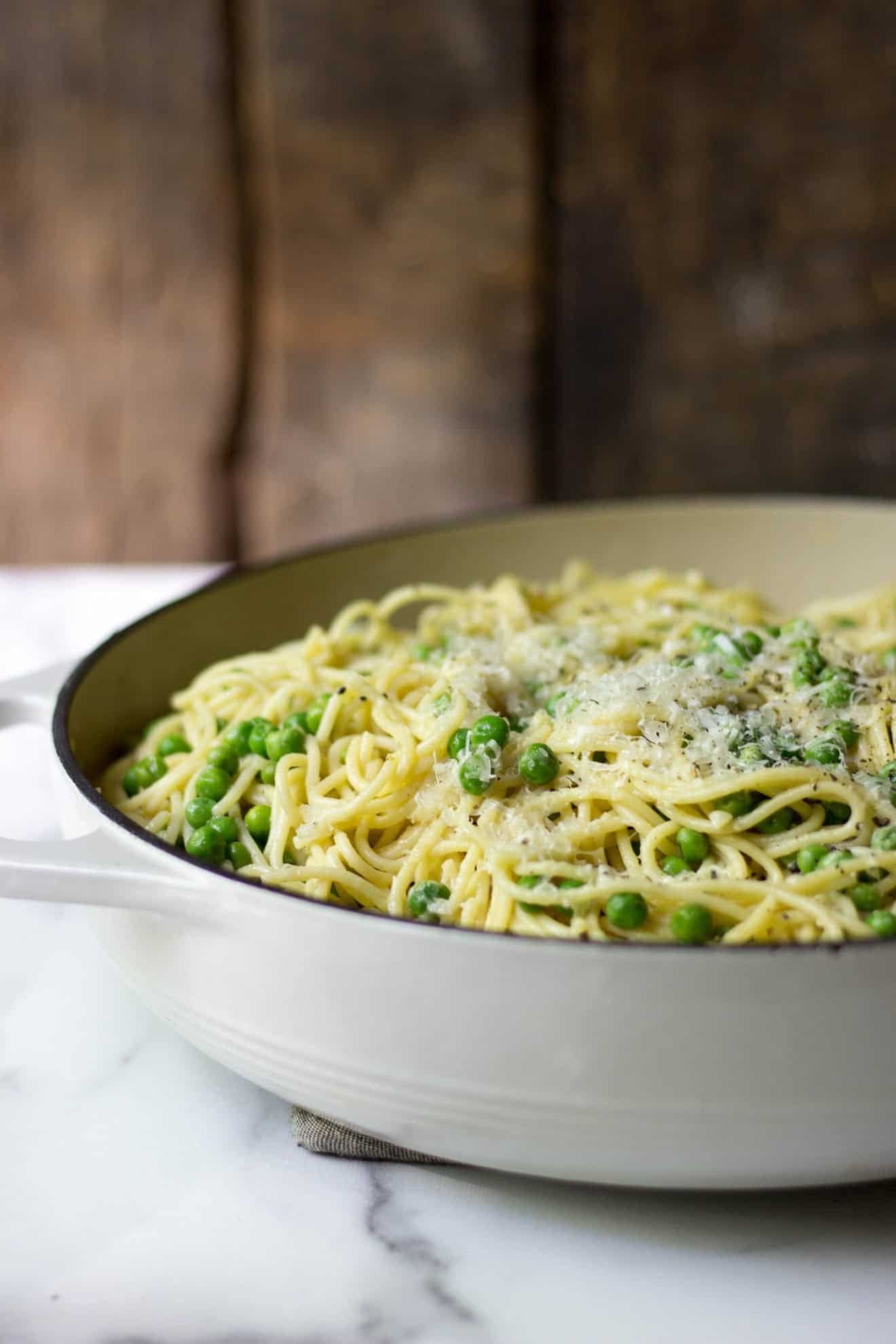 Simple Spaghetti with Peas, Garlic and Parmesan (with video!) - The ...